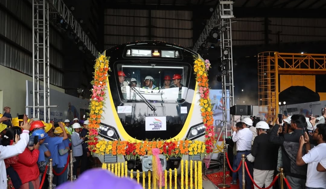 Bengaluru Welcomes India's First 'Atmanirbhar' Driverless Metro Train ...
