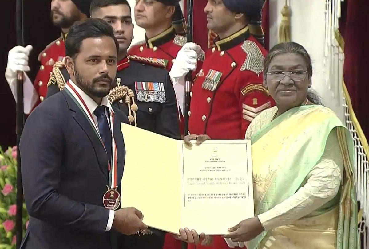National Sports Awards 2025: President Murmu Honors Manu Bhaker, Gukesh, Harmanpreet, and ...